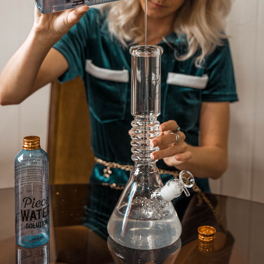 How To Clean A Bong: Step-By-Step Guide for a Sparkling Water Pipe ...