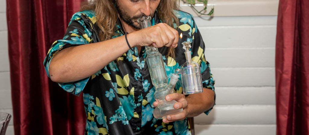 How To Use A Bong: Mastering The Art Of Bong Smoking – Glass Bongs ...